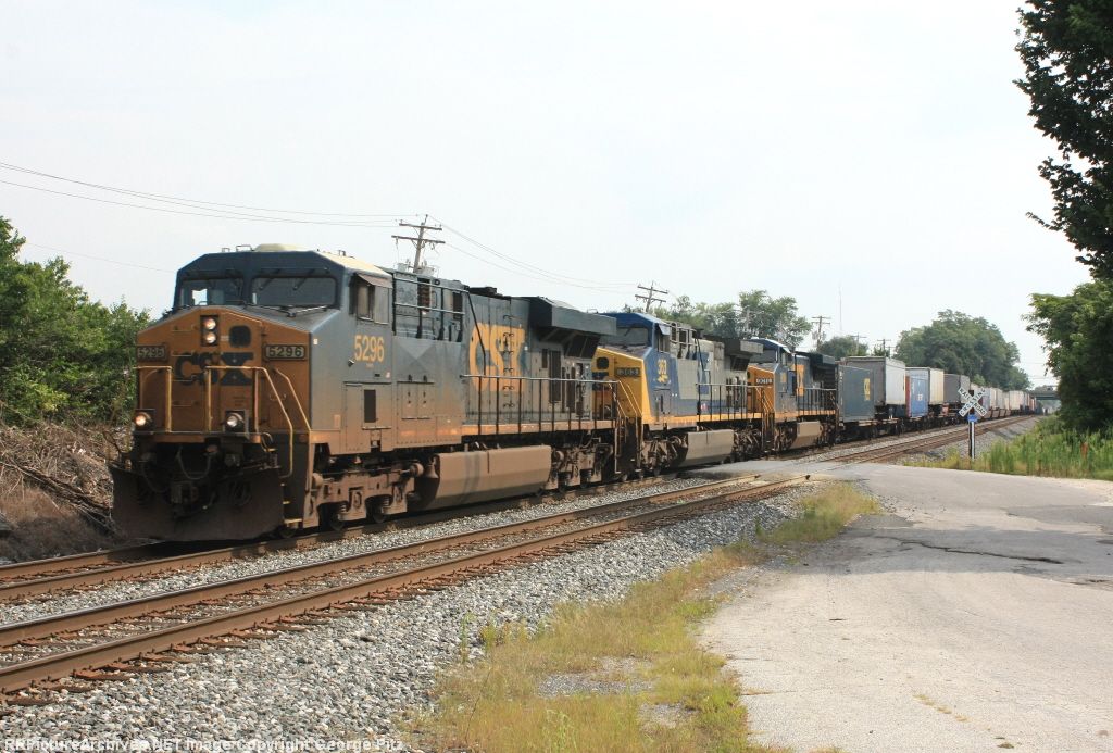 CSX 5296 and train Q031